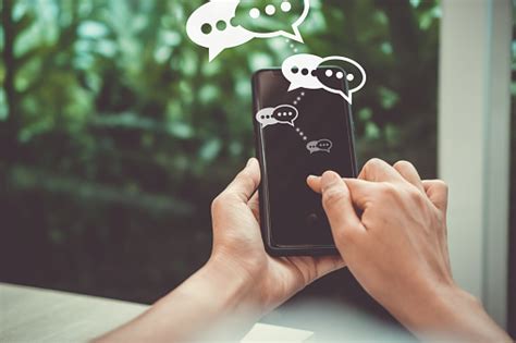 여자 손 스마트폰 입력을 사용 하 여 대화 상자 아이콘 팝업 채팅 대화 소셜 미디어 Maketing 기술 개념입니다 빈티지