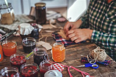 수 제 딸기 블루베리 라즈베리 잼 및 통조림 항아리에 준비 가정 생활에 대한 스톡 사진 및 기타 이미지 가정 생활 가정