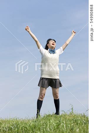 両手を上げる女子校生の写真素材 54990868 PIXTA