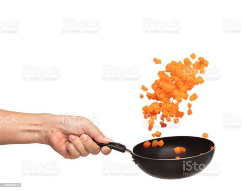 당근 신선한 파리가 공중에 떠 큐브 주사위 모양으로 바뀝니다 당근의 베타 카로틴 오렌지 색상은 건강이 좋습니다 많은 주사위 큐브 당근 비행 요리 팬에 의해 공중에 던져 흰색