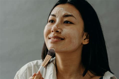 각질 제거하다 개인 관리 건강한 피부 광점 긍정적 인 감정 노화 방지 루틴 만족 메이크업 브러쉬 모델 미소