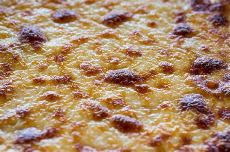 Pastitsio 전통적인 그리스 구운 쇠고기 토마토 죽은 태아의 치즈 볘 샤 멜 소스와 함께 파스타 캐 서 롤 가루로 빻은에