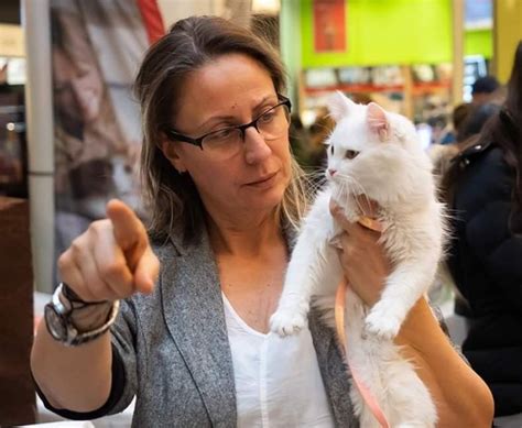 Гримьорката на звездите Силвия Стойчева Да изхвърлиш котка е все едно да изхвърлиш дете или