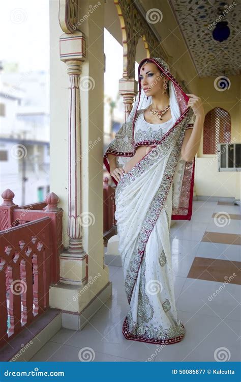 Mooie Jonge Indische Vrouw In Traditionele Kleding Met Bruids Stock Afbeelding Image Of