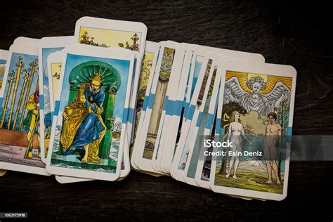 오래 된 화려한 타로와 완벽 한 패턴 혼란 레이아웃에서 카드 밀 교 밀 교 점 및 위 카 개념입니다 신비주의 빈티지 점성술 배경 골동품 장식 스크랩북 타로 카드에 대한 스톡