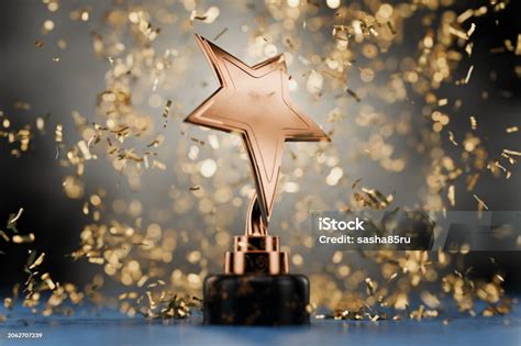 보상으로 파란색 배경에 금색 별 우승자 증서 컴퓨터 게임 1위 최고 성과상 위너스 컵 업적 승리 황금 색종이 3d 렌더링 웃옷에 대한 스톡 사진 및 기타 이미지 Istock