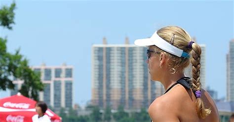 포토 세계비치발리볼 대회 도심 속 비키니 선수들