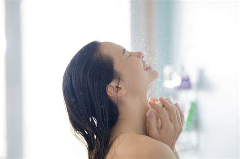 아시아 여자 그녀 소요 A 샤워 및 세척 그녀의 머리 에 그만큼 욕실 20 24세에 대한 스톡 사진 및 기타 이미지 20 24세 건강관리와 의술 건강한 생활방식