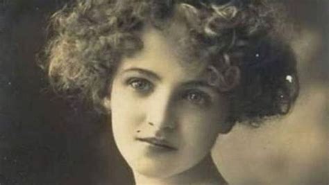 Красивая молодая женщина прожившая 25 лет взаперти по решению матери и анонимной подсказке