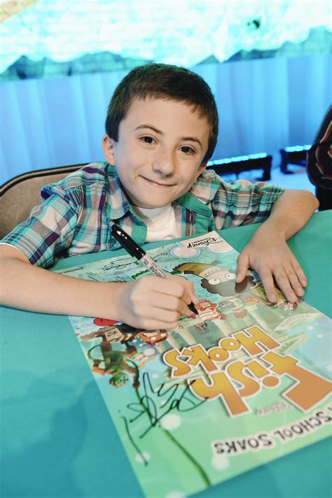 Atticus Shaffer Osteogenesis Neamhfhoirfe El Actor Atticus Shaffer