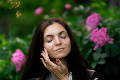 천연 화장품의 개념 여자는 그녀의 얼굴에 안대를 적용합니다 25 29세에 대한 스톡 사진 및 기타 이미지 25 29세 개선 건강관리와 의술 Istock