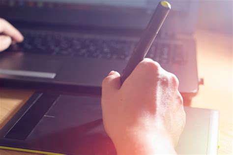 그래픽 태블릿을 사용 하는 일러스트레이터 노트북 및 드로잉 태블릿을 사용 하 여 여자의 재 터치의 손 계획에 대한 스톡 사진 및 기타 이미지 Istock