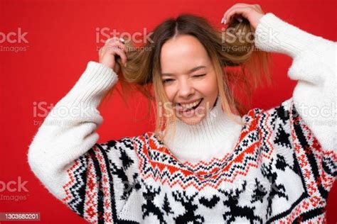 사진 촬영 의 젊은 아름다운 미친 미친 재미 행복 금발 여자 입고 겨울 스웨터 고립 된 빨간 배경 과 복사 공간 겨울에 대한 스톡 사진 및 기타 이미지 Istock