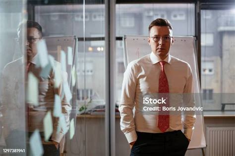 회의실의 사업가가 유리 벽에 스티커 메모를 사용합니다 가정의 방에 대한 스톡 사진 및 기타 이미지 가정의 방 건축 경영자 Istock