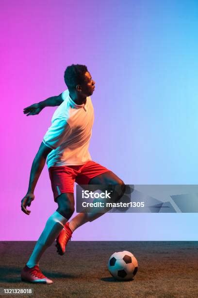 네온 빛에 그라데이션 블루 핑크 배경에 고립 된 아프리카 프로 축구 선수 훈련의 초상화 25 29세에 대한 스톡 사진 및 기타 이미지 25 29세 개념 건강한 생활