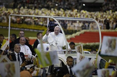 ประมวลภาพ สนามศุภชลาศัยแน่น ปชช เฝ้ารอรับ โป๊ปฟรานซิส เสด็จ