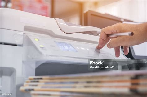 비즈니스 사무실 개념 손으로 사람 고용 레이저 인쇄 카트리지 아래 위치에 프로세스 서류에 대 한 프린터의 패널에 프레스 버튼 또는 바쁜 사무실에서 레이저 복사기에서 포획