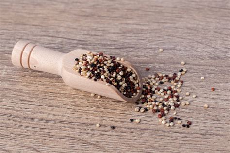 나무 배경 섬유와 다양한 비타민과 미네랄에 나무 숟가락에 퀴노아 0명에 대한 스톡 사진 및 기타 이미지 0명 갈색 고기 Istock