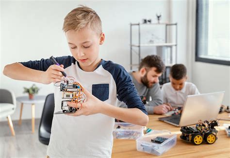 Descobrindo as diferenças entre espaços Maker FabLabs e FabLearn Labs