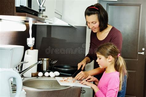 La Madre Enseña A Su Hija Imagen De Archivo Imagen De Cocina 12734745