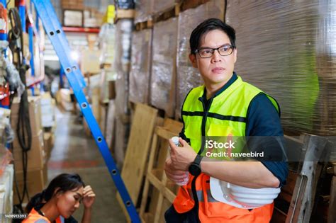 차 휴식 개념을위한 시간 아시아 남성 창고 산업 공장 및 에너지 엔지니어 창고 사무실 공장 작업장의 계단에 앉아있는 전문가 식수 35 39세에 대한 스톡 사진 및 기타