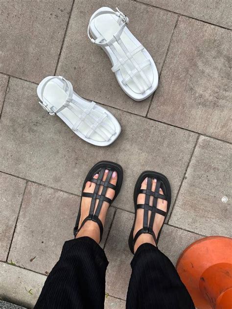 Босоніжки з закритим носиком — ціна 1750 грн у каталозі Сандалі Купити