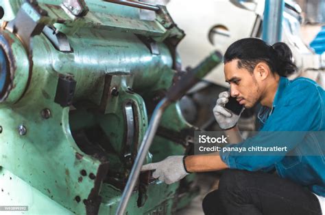 공장 젊은 아시아 일하는 부부 품질 관리 스탠드 유지 보수 창고 공장에서 이야기 팀 엔지니어 공장 운영자 운영 회의 25 29세에 대한 스톡 사진 및 기타 이미지 Istock