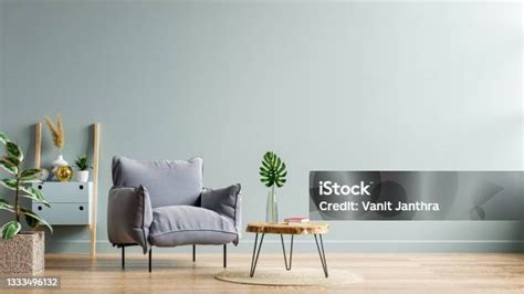 회색 안락 의자와 식물 어두운 파란색 벽거실 내부에 나무 테이블 거실에 대한 스톡 사진 및 기타 이미지 거실 녹색 인더스트리얼 스타일 Istock
