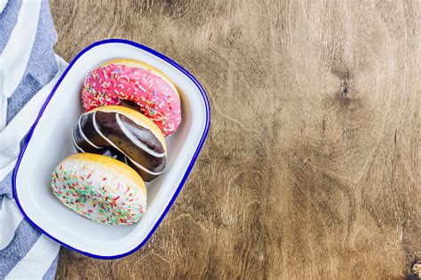 나무 배경에 도넛과 신선한 커피의 다른 색상 스타일과 다채로운 도넛 아침 식사 구성 맨 위 보기 플랫 레이 0명에 대한 스톡