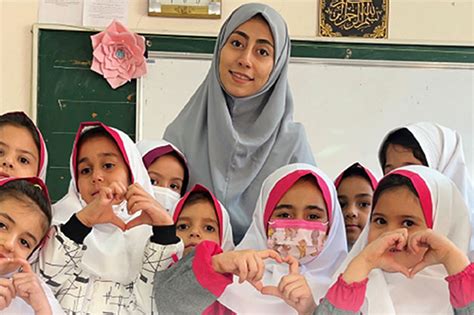 درباره خانم معلم جوانی که با یک ویدئو مجازی را بهم ریخت