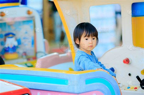 玩器材和小女孩