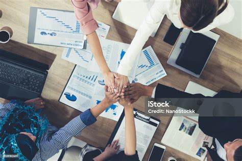 기업인과 경제인 다문화 사무실 룸 팀웍 지원 및 통일 사업에 보여주는 그룹 회의에서 손을 합류 다양성 직장 고 회사 사람들 작업