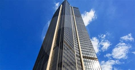 파리 59층 몽파르나스 타워 외벽에 뜬 스파이더맨