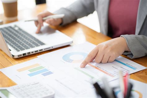 투자 차트를 분석하는 여성 사업가 회계사와 문서 위에 계산기 버튼을 누른다 회계 부기 사무원의 은행 고문 및 감사인 개념 Criminal Investigation에 대한