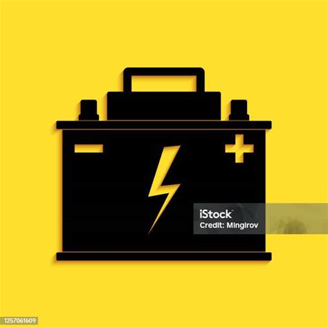 노란색 배경에 격리 된 검은 자동차 배터리 아이콘 어큐뮬레이터 배터리 에너지 전력 및 전기 축적기 배터리 번개 볼트 기호 긴 그림자 스타일 벡터 가득 찬에 대한 스톡 벡터