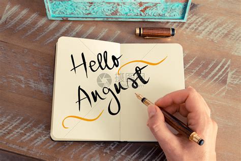 妇女手写笔记本上用钢笔写字的纸条helloaugust手写文高清图片下载 正版图片504909886 摄图网