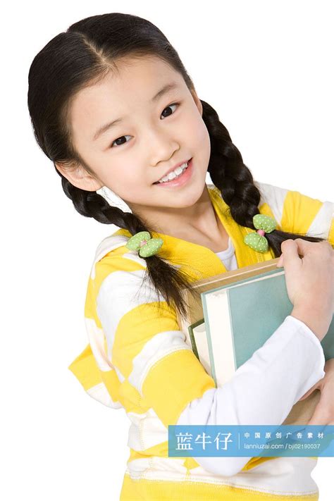 小女孩抱着图书 蓝牛仔影像 中国原创广告影像素材