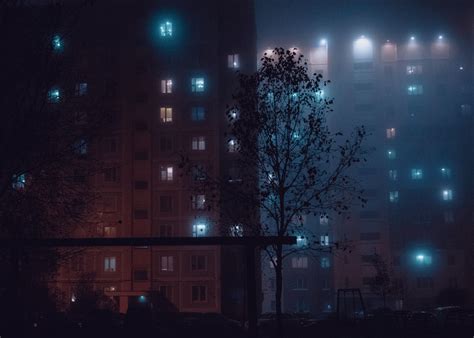 Розовый свет в окнах жилых домов - фото