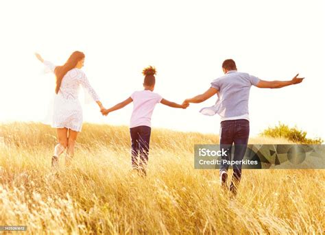 아이 딸 가족 행복 한 어머니 아버지 피기 백 재미 함께 소녀 쾌활한 필드 야외 Natur 여름 3 명에 대한 스톡 사진 및 기타 이미지 Istock