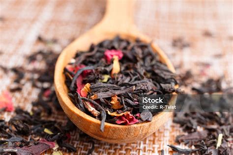 장미의 잎 자연 차 구성 장미와 나무로 되는 숟가락에 차 꽃잎의 매크로 사진 꽃과 나무 보드에 있는 장미 차의 재료와 함께 차 0명에 대한 스톡 사진 및 기타 이미지