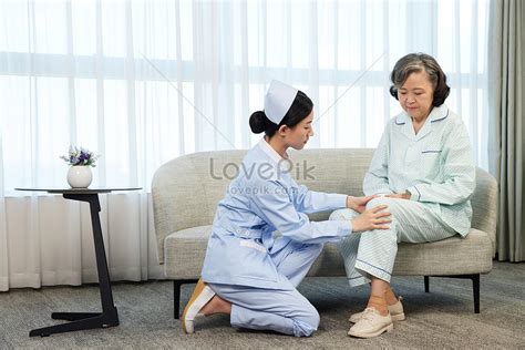 입원 환자 노인을 돌보는 병원 간병인 사진 무료 다운로드 Lovepik