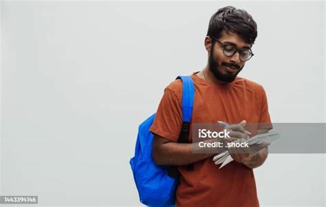 파란색 배낭 안경 노트북을 들고 회색 배경에 포즈를 취하는 인도 학생 교육과 학교 교육의 개념 학교로 돌아갈 시간 신학기에 대한