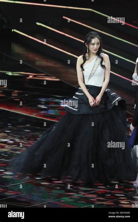 Chinese Actress And Singer Yang Mi Left Holds An Award At The Weibo