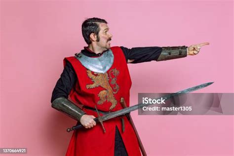 분홍색 배경에 고립 된 큰 칼을 들고 갑옷 옷을 입고 중세 전사 또는 기사의 만화 초상화 시대 역사의 비교 30 34세에 대한 스톡 사진 및 기타 이미지 Istock