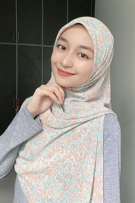 Pin oleh JilbabOOTD di Pin Favorit | Gaya hijab, Model pakaian muslim, Gaun hijab
