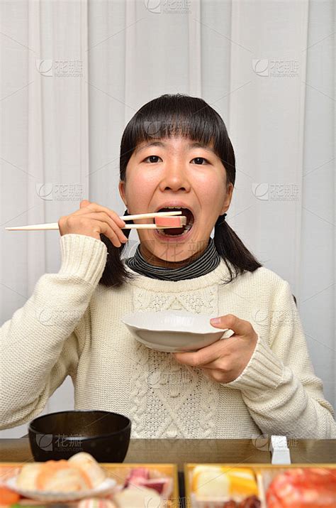 女孩享受新年派对在日本