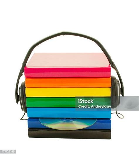 쌓다 Of 교재들과 헤드폰오디오북 컨셉입니다 책에 대한 스톡 사진 및 기타 이미지 책 콤팩트 디스크 헤드폰 Istock