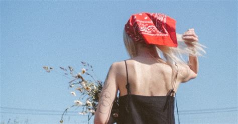 걱정 없는 걷고 있는 검정 드레스 경치가 좋은 고요한 국가 생활 노천 농촌의 단순한 생활 뒷모습 들판 따뜻한 날씨 맑은 날 모험 문신 보헤미안풍