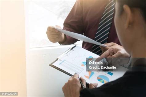 비즈니스 사람들 회의 디자인 아이디어 전문 투자자 프로젝트를 새로운 시작 일 개념입니다 사무실에서 계획 하는 사업 2명에 대한