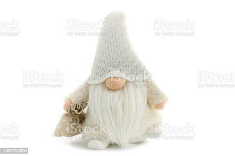 그놈 선물 두꺼운 따뜻한 코트에서 아름 다운 크리스마스 요정 흰색 배경에 최대 발 서 가방 0명에 대한 스톡 사진 및 기타 이미지 0명 가방 강림절 Istock